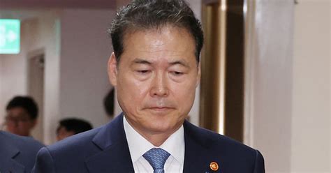 국무회의 참석하는 김영호 장관