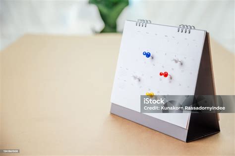 테이블에 달력 책상 장소 플래너에 대한 데스크탑 캘린더는 나무 사무실 테이블에 의제 시간표 약속 조직 관리 각 날짜 월 및
