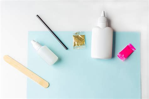 단계별 사진 지침 집에서 점액을 만드는 방법 Diy의 개념 점액을 만들기위한 망각 아이들의 손에 점액 재료를 만들기위한 2 단계