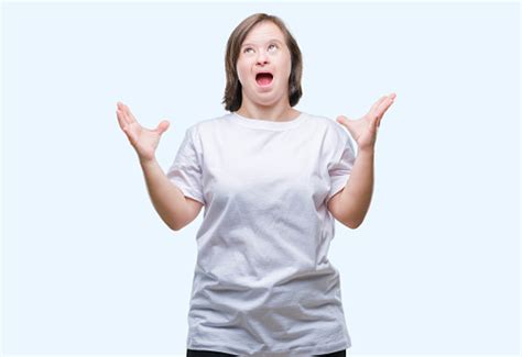 격리 된 배경 미친 미친 소리 고 적극적인 식와 팔 제기 함에 다운 증후군 젊은 성인 여자 좌절 개념입니다 분노에 대한 스톡 사진 및 기타 이미지 Istock