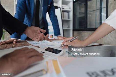 계산기를 사용하여 그래프 데이터를 분석하는 문서 사무실에 있는 책상에서 통계 비즈니스 이익 증가율 수를 계산하는 비즈니스 팀 3 명에 대한 스톡 사진 및 기타 이미지