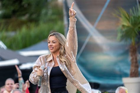 Dansen Met Emma Heesters Op Podium Bij Concert Op De Alblas In