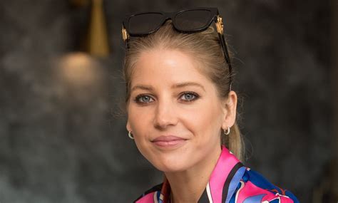 Szabó Zsófi Dekoltázsa Miatt Tört Ki A Kommentháború