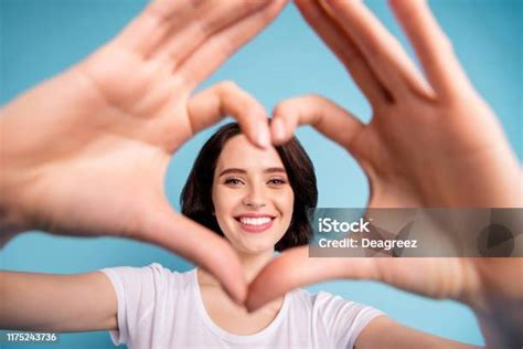 그녀의 자른 클로즈업 초상화 그녀의 좋은 매력적인 사랑스러운 달콤한 부드러운 쾌활한 쾌활한 소녀 밝은 선명한 빛나는 선명한 푸른 청록색 색상 배경에 고립 된 심장 기호를