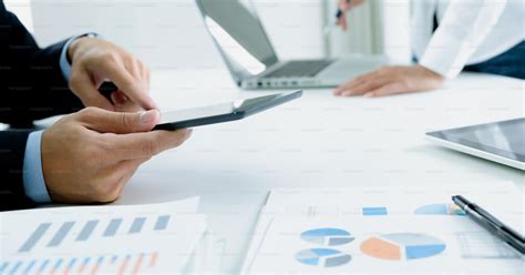 젊은 신생 기업 사업가 팀워크 브레인 스토밍 회의에서 계획 시작 프로젝트를 논의합니다 사진 Unsplash의 사업 이미지