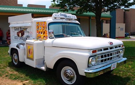Mikeliveiras Space Cute Vintage Ice Cream Trucks