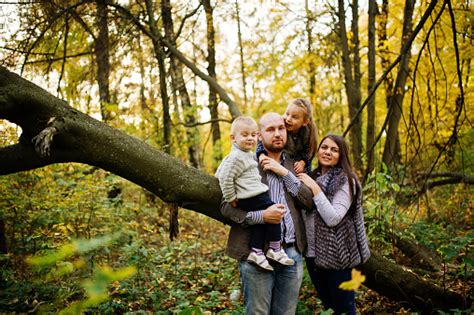 엄마 아빠와 웅대한가 소년과 소녀 행복 한 백인 가족 숲이을 가을에 대한 스톡 사진 및 기타 이미지 가을 가족 건강한 생활방식 Istock