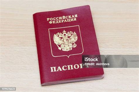 밝은 나무 배경에 러시아어 여권 해외 여행 시 시민의 신원을 확인하는 공식 문서 검사 보기에 대한 스톡 사진 및 기타 이미지