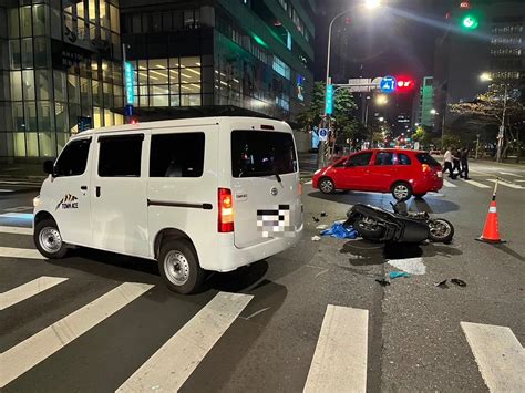 快訊駭人畫面曝！內湖瑞光路晚間嚴重車禍 「機車騎士慘捲車底」送醫