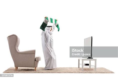 Tv 앞에서 스카프를 들고 토브를 입은 아랍 인의 전체 길이 프로필 샷 중동 민족에 대한 스톡 사진 및 기타 이미지 중동 민족 축구 노인 Istock