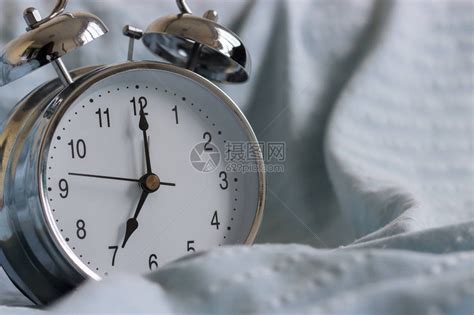 早上在床上的时钟高清图片下载 正版图片505213062 摄图网 早上在床上的时钟高清图片下载 正版图片505213062 摄图网