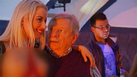 Melltartó Került Vili Bácsi Fejére Egy Sztriptízbárban