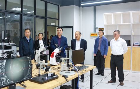 自治区科技厅李克纯副厅长率调研组一行到我校自治区重点实验室进行调研 广西机器视觉与智能控制重点实验室