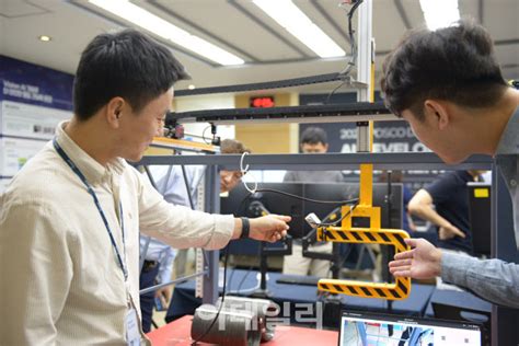 중후장대 혁신 이끄는 포스코dx로봇·스마트 물류 집중