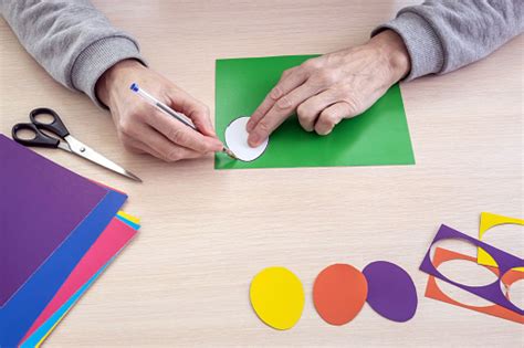 성인 여성의 손은 색깔의 종이에 부활절 달걀을 그립니다 가정 생활에 대한 스톡 사진 및 기타 이미지 가정 생활 개념 공예 Istock