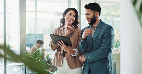 행복한 사업가와 사무실에서 토론 제안 또는 프로젝트 계획을 위해 태블릿으로 회의합니다 직장에서의 아이디어 또는 회사 성장을 위한 기술에 미소를 지은 사업가 여성 또는 동료