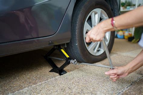 Your Guide To The Types Of Car Jacks And Stands In The Garage With