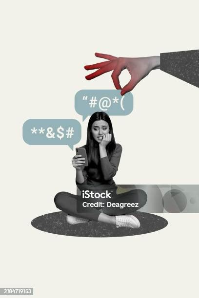 수직선 포스터 콜라주 젊은 여성 무서운 무서운 물린 손톱 손가락 보류 텍스트 상자 통신 괴롭힘 사이버 괴롭힘 필기체 단어 20 24세에 대한 스톡 사진 및 기타 이미지