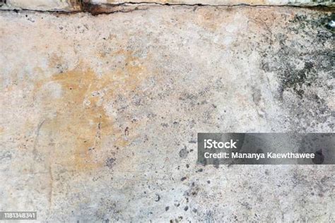 추상적 인 배경과 질감에 대한 오래된 회색 콘크리트 벽입니다 디자인에 대한 금이 회색 시멘트 클로즈업 벽지 바닥 공간을 복사합니다 0명에 대한 스톡 사진 및 기타 이미지