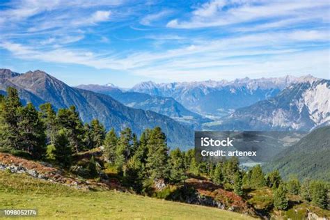 산 봉우리 호수 영원한 얼음 및 나무 풍경입니다 Kaunertaler Gletscher 자연 환경입니다 알프스 카우 넬 탈 롤 오스트리아 유럽에서 하이킹 0명에 대한 스톡