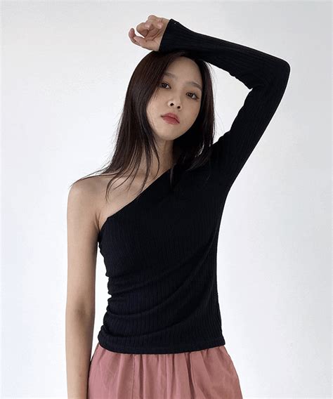 완전 힙한 연말룩 골지 슬림핏 사선 언발란스 원숄더 티셔츠 에이블리