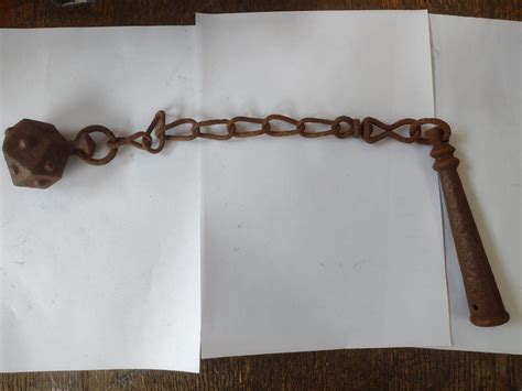 На митниці виявили старовинну зброю яку намагались вивезти за кордон під виглядом декору