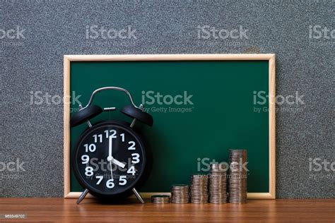 알람 시계와 작업 테이블 복사 공간에 빈 녹색 칠판과 동전 더미의 단계 텍스트 통지 뭔가 추가 저축 돈 개념에 대 한 시간 개념에 대한 스톡 사진 및 기타 이미지 Istock