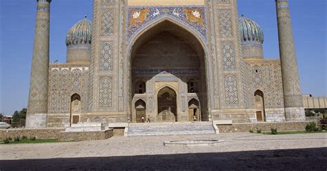 기둥과 시계가 있는 큰 건물 사진 Unsplash의 도로 이미지