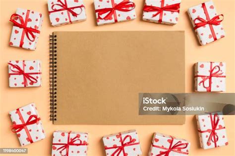화려한 배경에 선물 상자로 둘러싸인 노트북의 상단보기 발렌타인 데이 컨셉 개념에 대한 스톡 사진 및 기타 이미지 개념 계획 공란 Istock
