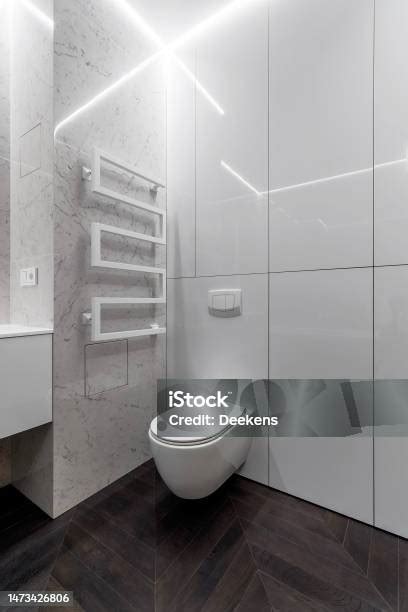 욕실이있는 욕실의 고급스러운 인테리어 선반에 샤워 실 샤워 실에서 산책 흰색 대리석과 짙은 갈색 바닥 화이트 크레인 및 배관 0명에 대한 스톡 사진 및 기타 이미지 Istock