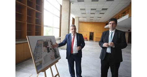 С подпис за гаранция ректорът на УНСС откри ремонта на университетската библиотека