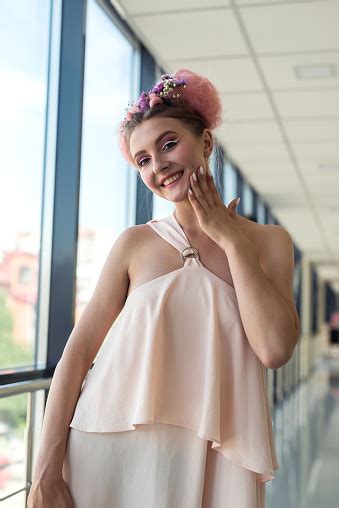 패션 메이크업과 벽에 대한 베이지 색 옷을 입고 매력적이고 매력적인 여성 20 29세에 대한 스톡 사진 및 기타 이미지 20 29세 갈색 머리 관능 Istock