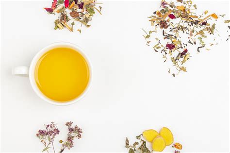 흰색 배경에 다른 드라이 티 잎과 생강의 구색과 녹차 컵의 평면 평지 레이아웃 텍스트 공간을 복사 다도용 유기농 허브 녹아시아 차 0명에 대한 스톡 사진 및 기타 이미지