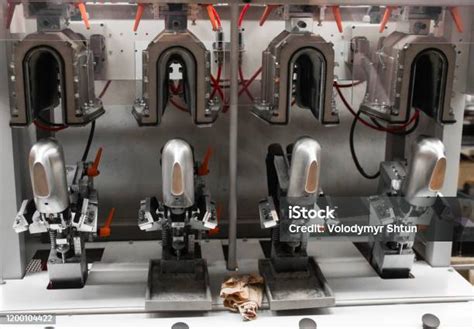 남자는 신발을 만들기위한 특별한 공작 기계를 사용합니다 신발 공장의 컨베이어와 구두창 신발의 대량 생산 가죽에 대한 스톡 사진 및 기타 이미지 Istock