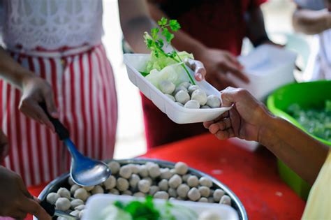 사회 가난한 사람들의 식량 필요 식량 기부 지원 노숙자가 사회의 음식 기증자로부터 자선 음식을 집어 들기 지구상의 거지 문제의 개념 가정 주방에 대한 스톡 사진 및 기타