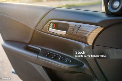 자동차 도어 컨트롤 왼쪽 패널 가죽 신차 인테리어 문 크롬 손잡이 안쪽에 차 운전석 메모리를 조정하는 버튼 리프터 제어 창문과 문이 열리고 닫히는 것을 막습니다 0명에 대한