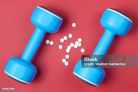 스포츠 약국 플라스틱 아령 빨간색 배경에 알약 맨 위 보기 Championship에 대한 스톡 사진 및 기타 이미지 Championship 개념 개념과 주제 Istock