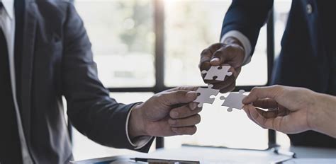 사무실에서 직소 퍼즐 조각을 가진 사업가들 성공적인 팀워크와 파트너십 개념 흰색 직소 퍼즐 조각을 들고 있는 손 Group A에 대한 스톡 사진 및 기타 이미지 Istock