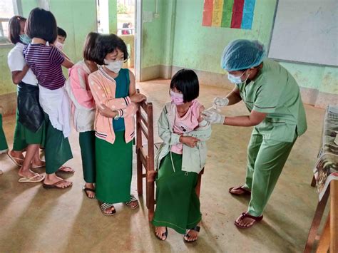 ဆီဆိုင်မြို့နယ်၌ ကျောင်းသူလေးများအား သားအိမ်ခေါင်းကင်ဆာရောဂါ ကာကွယ်ဆေး Hpv ထိုးနှံပေး