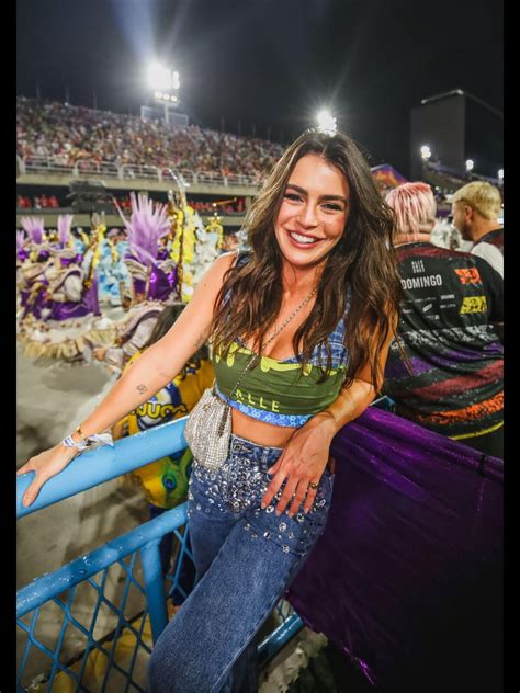 Foto A Influencier Mari Saad Transformou O Abadá Em Um Cropped Purepeople