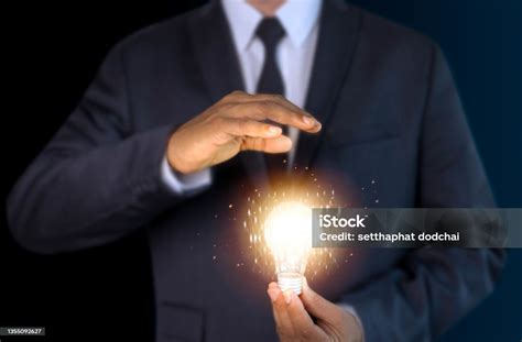 네트워크 연결 혁신적인 기술로 손 전구를 들고 있는 사업가 남자에 대한 스톡 사진 및 기타 이미지 남자 전구 쥠 Istock