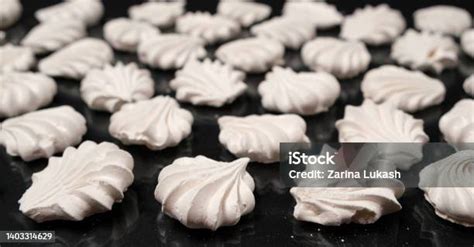 검은 배경에 하얀 머랭 달콤한 패스트리 설탕과 달걀 흰자 디저트 가루 설탕에 대한 스톡 사진 및 기타 이미지 가루 설탕 감자 칩 거품 내기 Istock