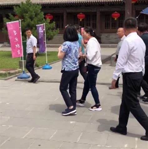 成龍帶老婆下鄉扶貧貼心照顧，66歲林鳳嬌漂亮優雅走路還蹦蹦跳跳 每日頭條