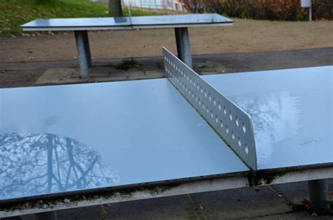 공원내 플라스틱 테이블과 탁구대에는 바닥과 벤치가 있습니다 테이블은 바람과 비에 강한 그들은 그들 아래에 부드러운 고무 패드가 가정 생활에 대한 스톡 사진 및 기타 이미지