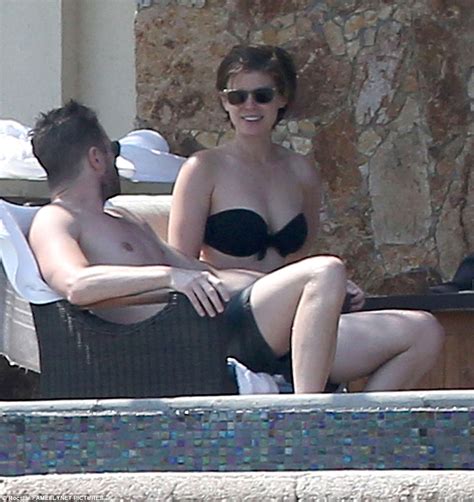 Kate Mara Gets A Kiss From Shirtless Hunk Jamie Bell In Mexico Daily