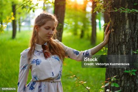 Стокове фото Портрет Красивої Дівчини В Сукні На Заході Сонця Дівчина В Сонячному Лісі