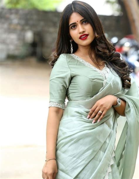 Anchor Sravanthi యాంకర్ స్రవంతి అందాల ఆరాచకం అబ్బో ఏముంది గురూ