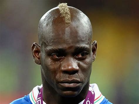 توهین ماریو بالوتلی به ایران ایران در سطح من نیست بیوگرافی فوتبالیست پرحاشیه ایتالیایی