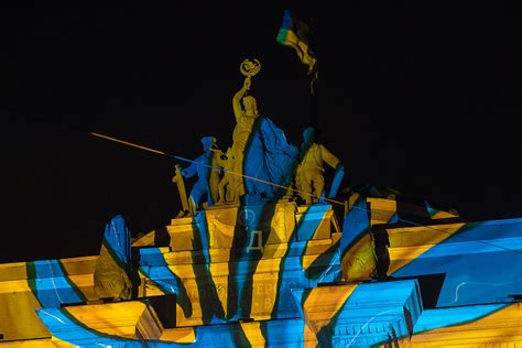 Величезні соняшники герб України та репродукції воєнних фотографій швейцарський художник