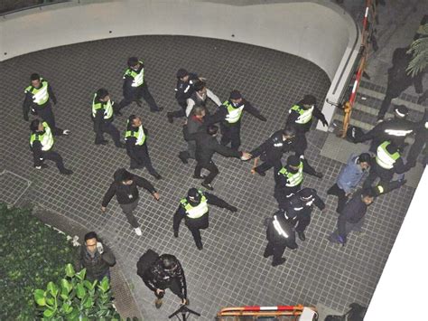 李國章遭學生圍堵 馬斐森斥行為損校譽 澳門力報官網